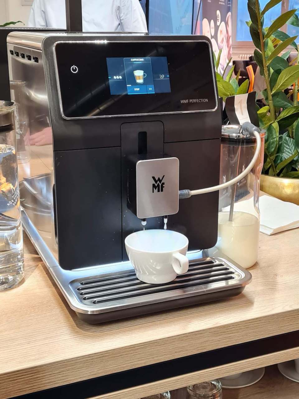 WMF zurück mit Kaffeevoll­automaten: Weltpremiere für die Serie ...